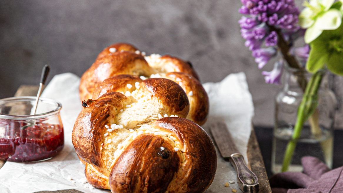Fluffy Easter striezel made from yeast dough - #myinnsbruck