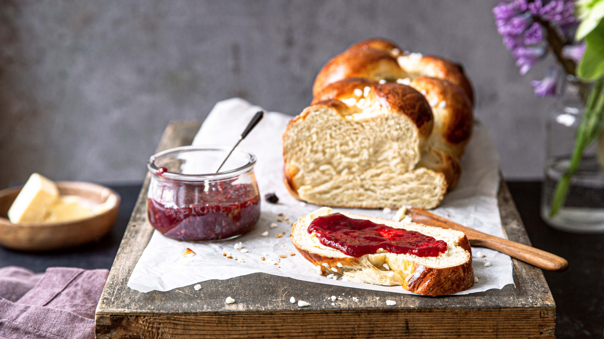 Fluffy Easter striezel made from yeast dough - #myinnsbruck